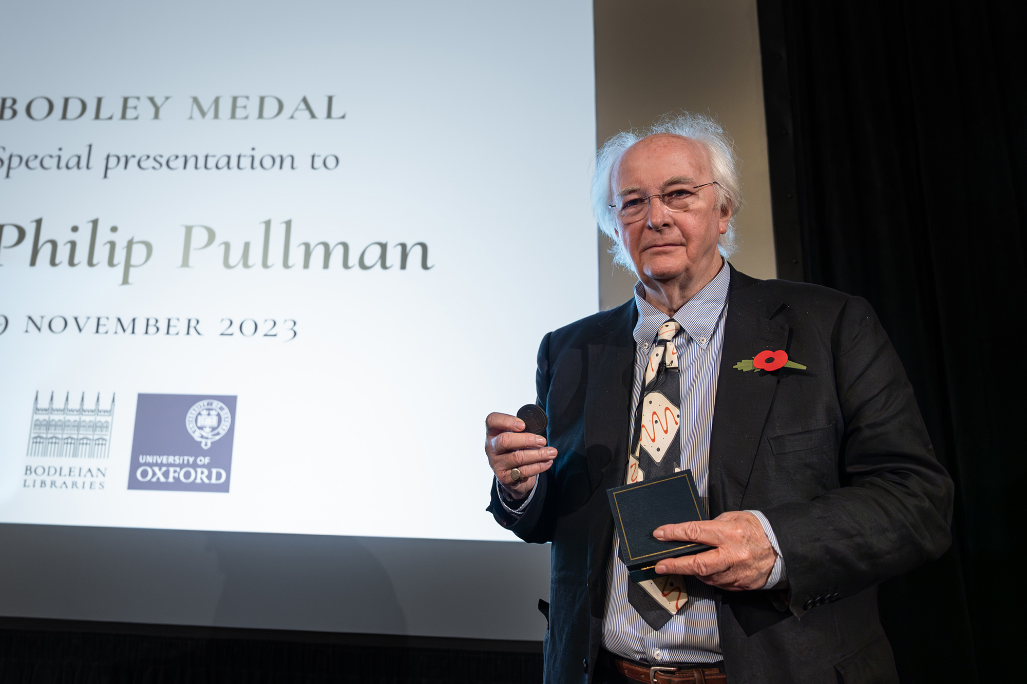SIR PHILIP PULLMAN GIVEN THE BODLEY MEDAL | Oxford Alumni